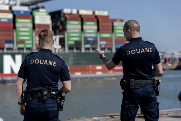 Douane vanaf vandaag herkenbaar aan blauw uniform
