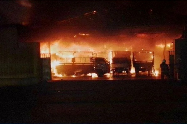 Malaysian warehouse fire destroys 76.8 tons of mandarin oranges
