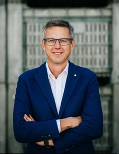 Nuova immagine e posizionamento per VIP