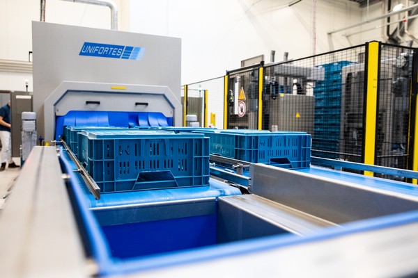 Washing dirty crates in a looping