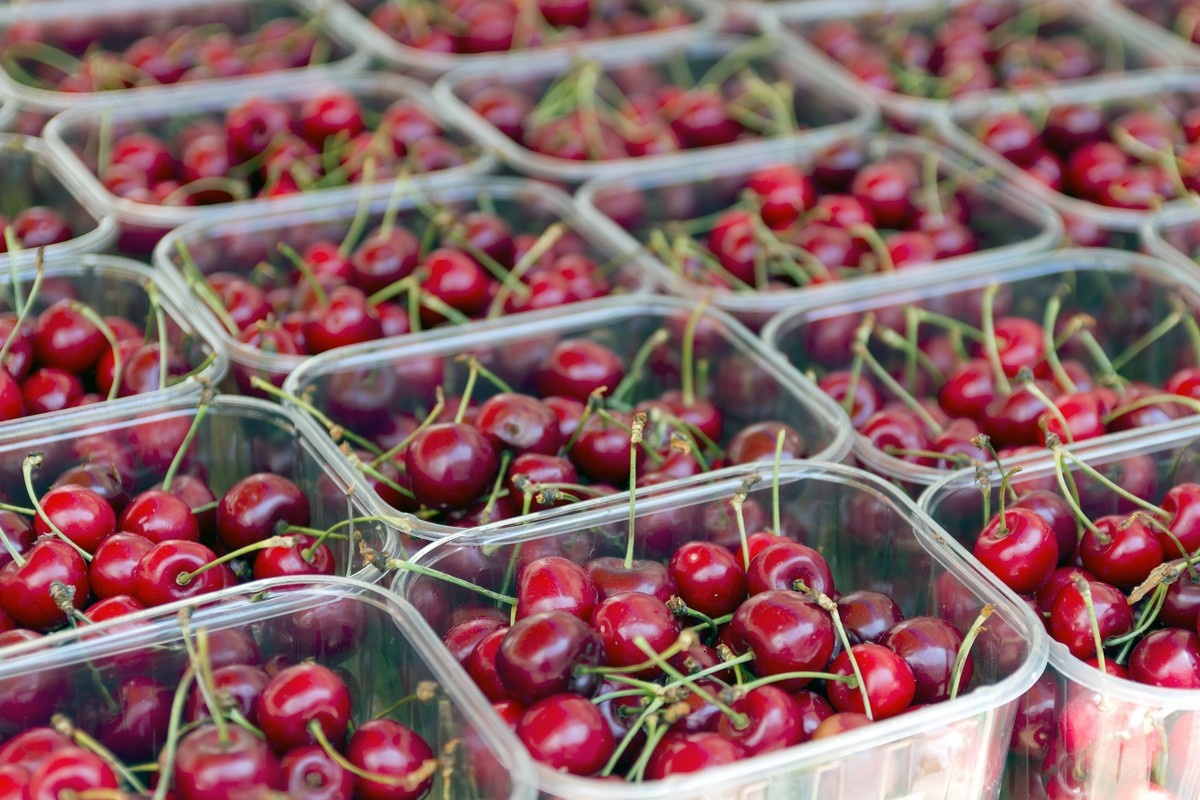 Vietnamese consumers enjoying taste, prices of Chinese cherries